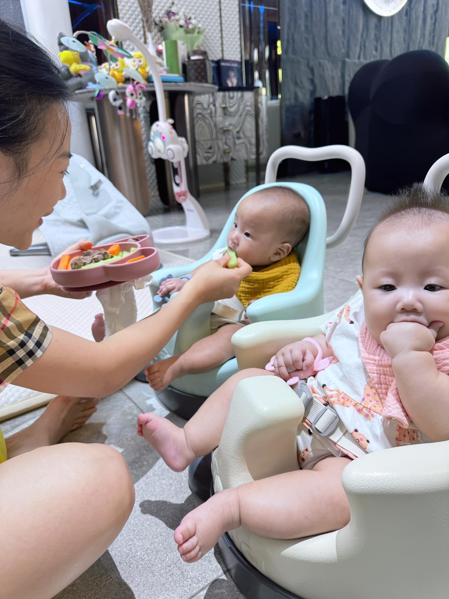 Biểu cảm đáng yêu của nhóc tì nhà Phương Oanh khi ăn uống