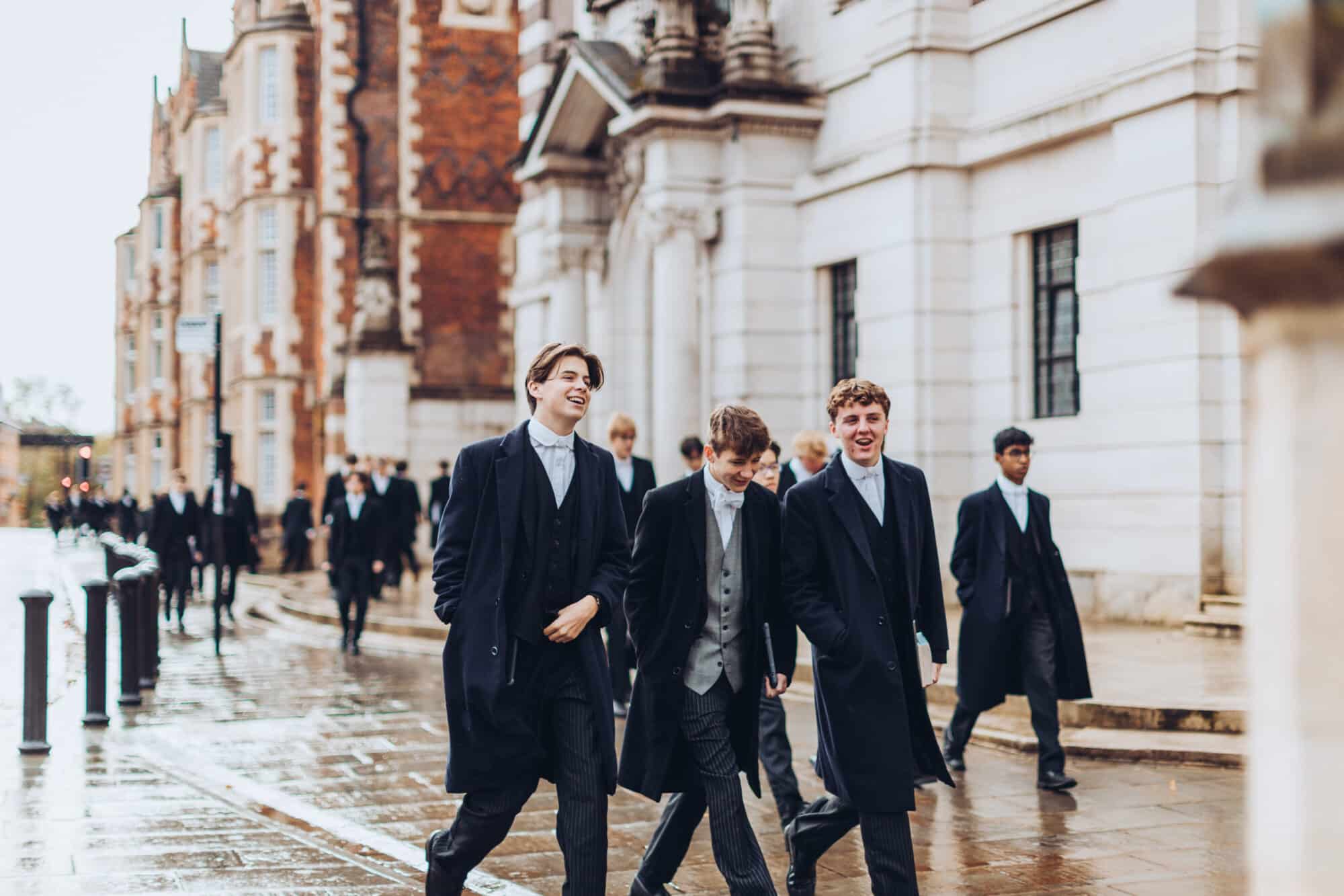 Khung cảnh như tiểu thuyết tại ngôi trường nổi tiếng: Toàn các nam sinh tựa hoàng tử, chỉ bước ...