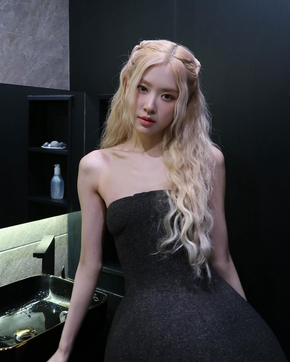 Mái tóc lại giúp Rosé viral, lần này gắn với công chúa Disney