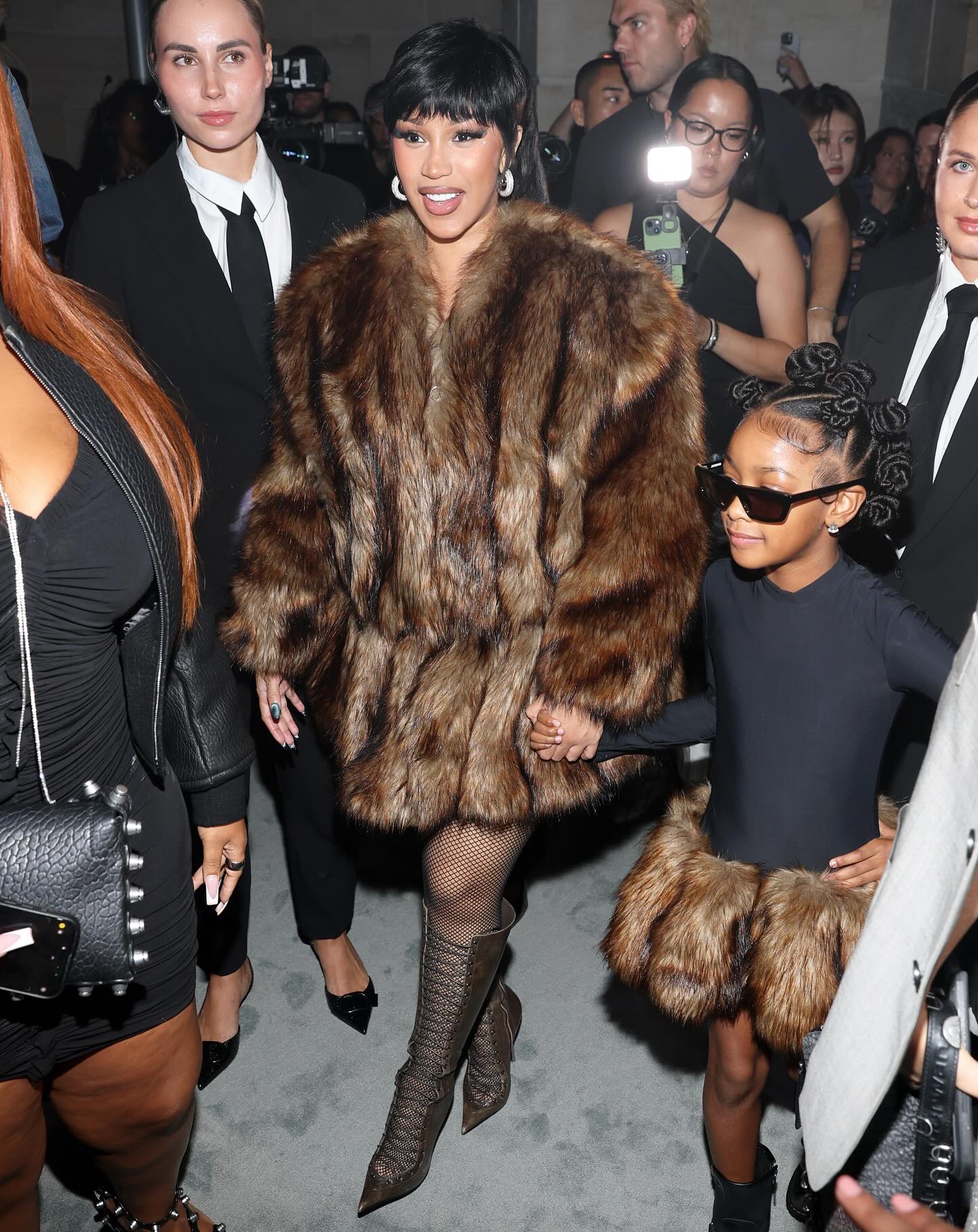Con gái Cardi B thành hiện tượng tại fashion week: 7 tuổi nhưng "slay ...