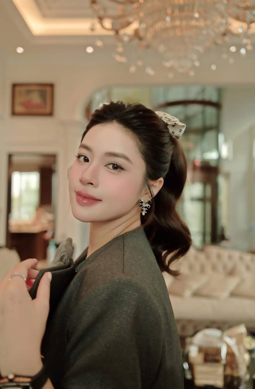 Gái xinh mặc áo dài đỏ đi diễu hành, vô tình đẹp hơn cả Ninh Dương Lan Ngọc