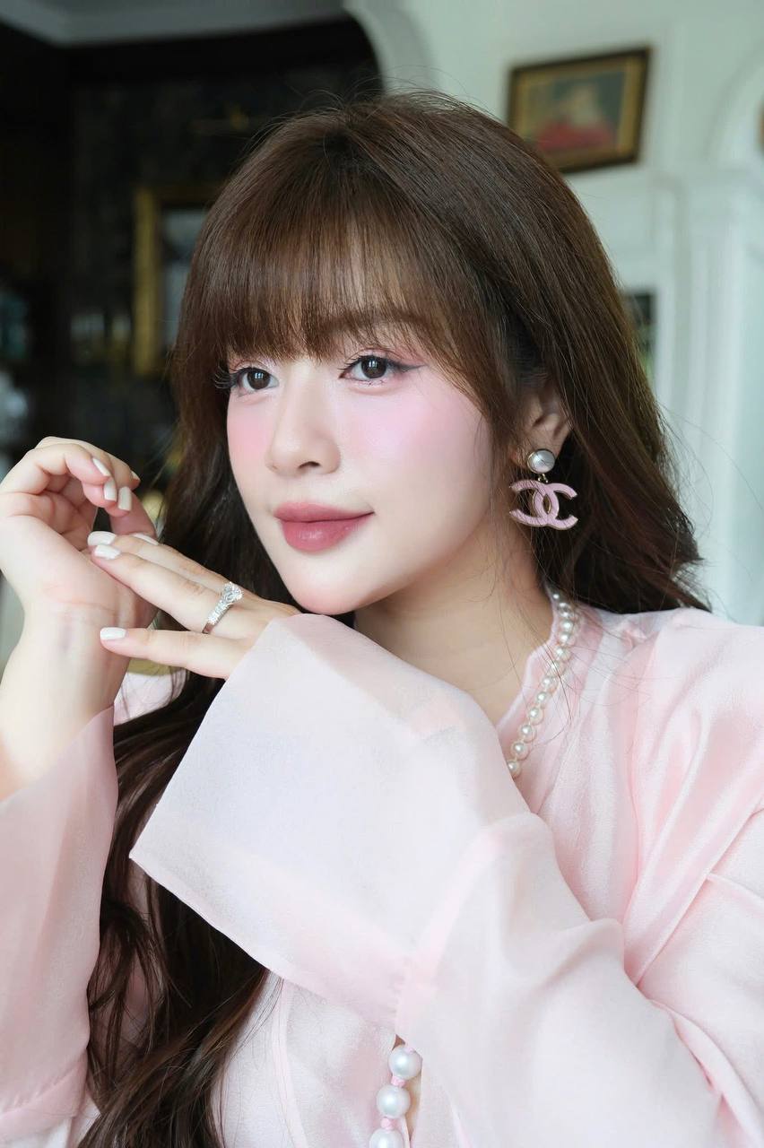 Gái xinh mặc áo dài đỏ đi diễu hành, vô tình đẹp hơn cả Ninh Dương Lan Ngọc